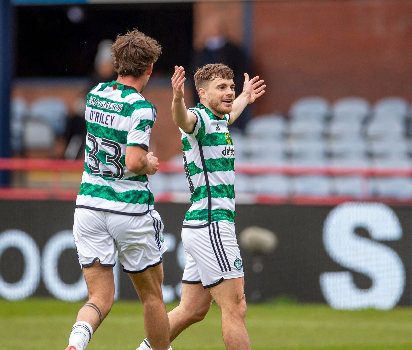 Matt O'Riley's James Forrest Love-in | Latest Celtic News